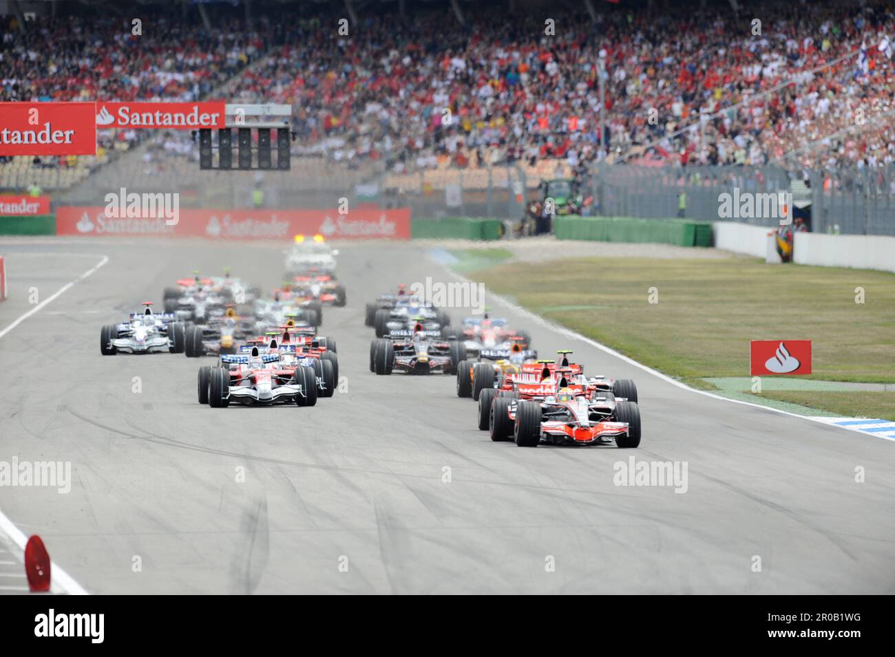 Lewis Hamilton (rechts) Aktion beim Start auf McLaren Mercedes. Startaufstellung. Start und Ziel ...