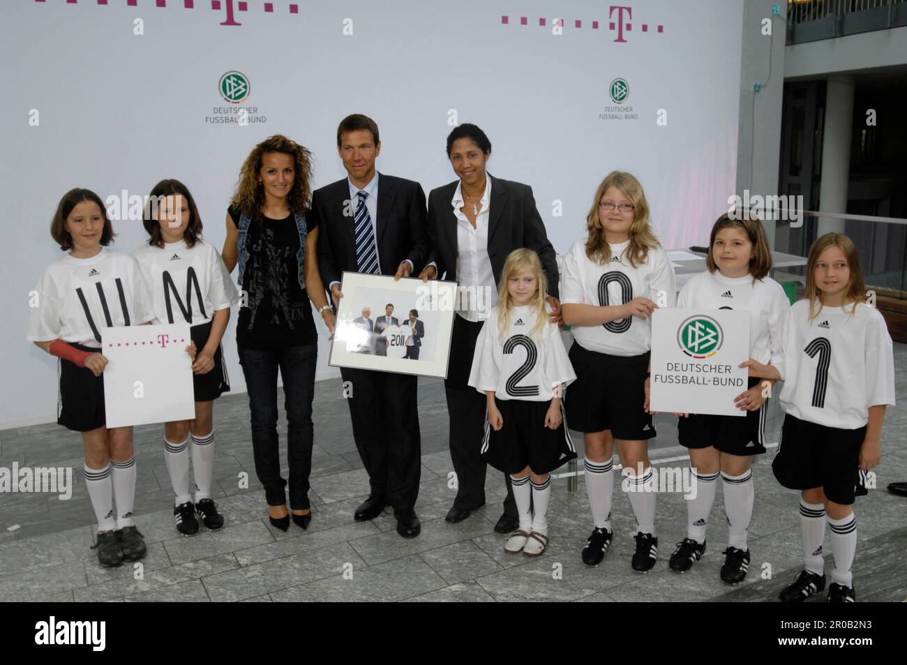 René Obermann, Vorstandsvorsitzender der Deutschen Telekom, Fatmire ...