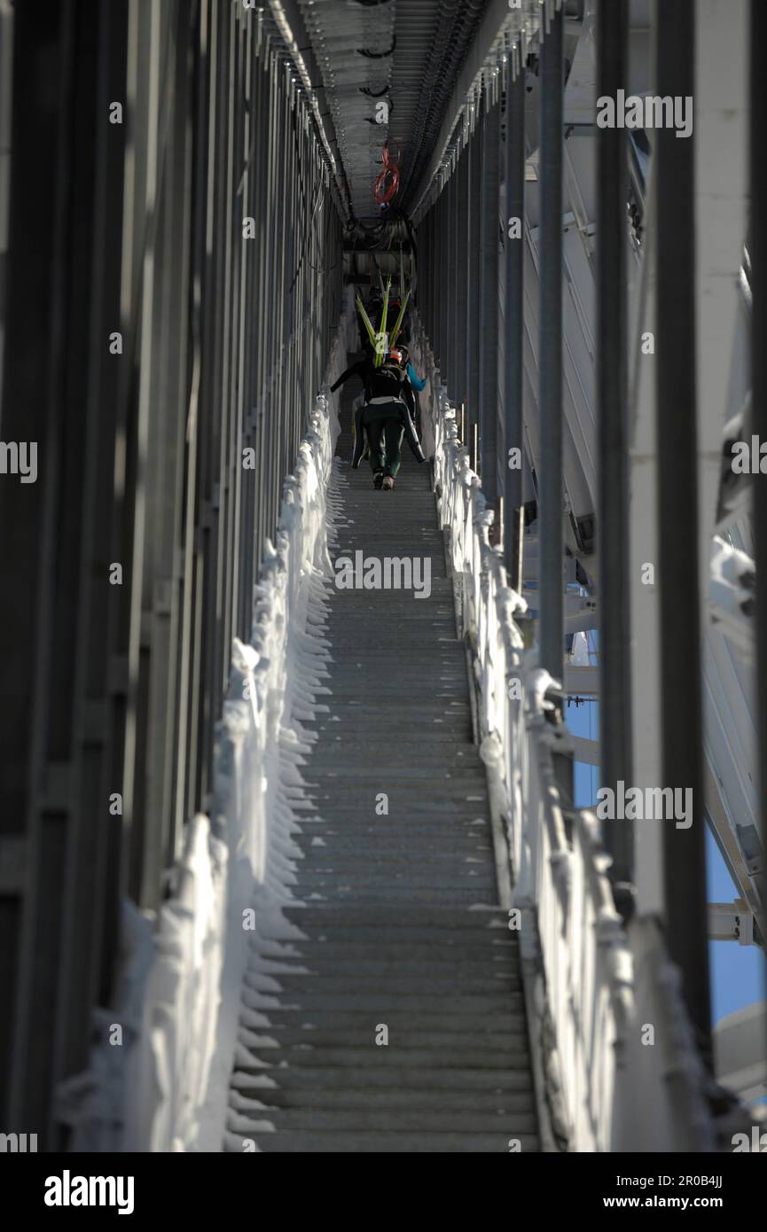 Skispringer auf dem langen Weg über eine Treppe mit 320 Stufen zum ...