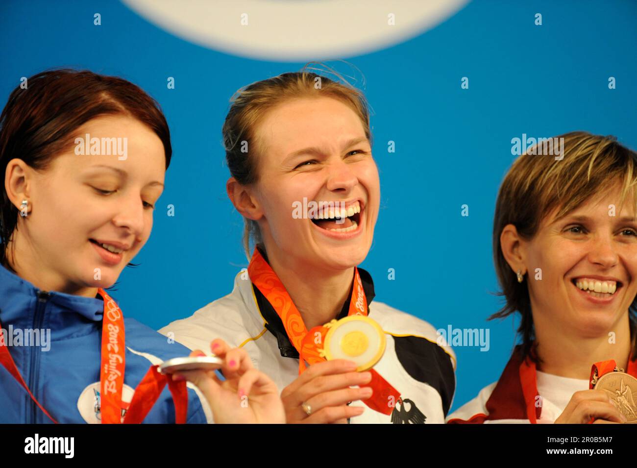 Olympiasiegerin Britta Heidemann freut sich bei der Siegerehrung mit Goldmedaille.Fechten, Degen ...