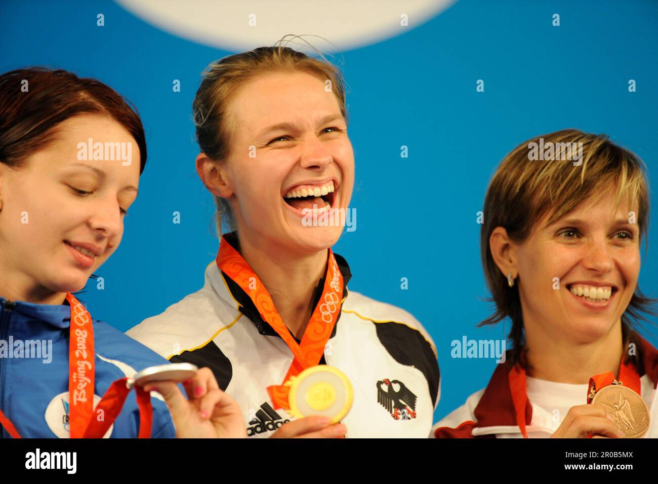 Olympiasiegerin Britta Heidemann freut sich bei der Siegerehrung mit Goldmedaille.Fechten, Degen ...
