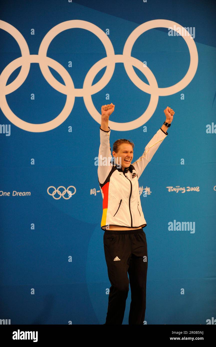 Olympiasiegerin Britta Heidemann freut sich bei der Siegerehrung.Fechten, Degen.Olympia 2008 ...