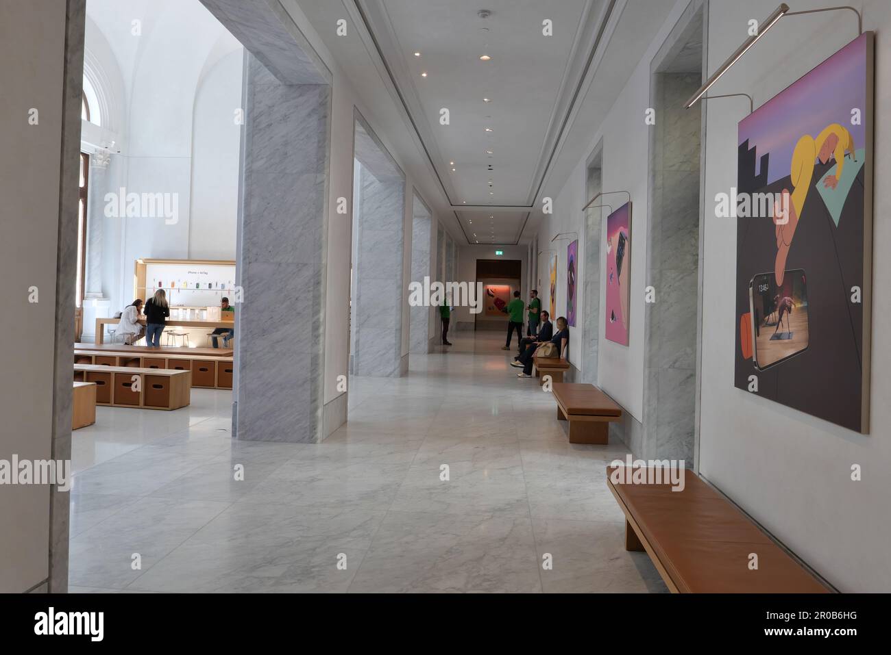 AN INTERNAL VIEW OF THE APPLE STORE Stock Photo - Alamy
