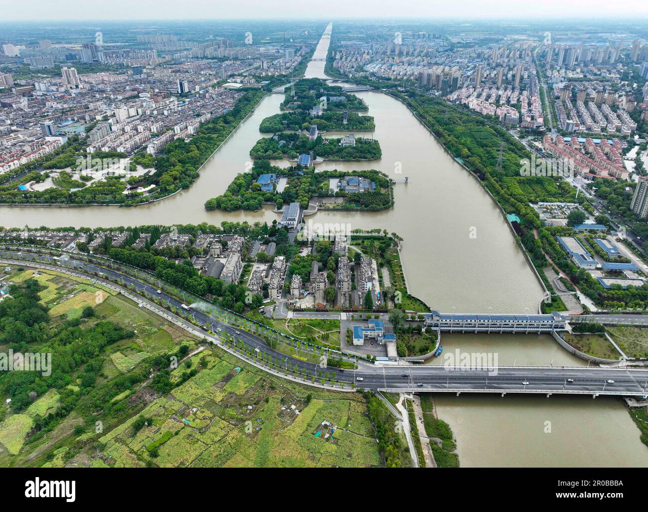 (230508) -- YANGZHOU, May 8, 2023 (Xinhua) -- This aerial photo taken ...