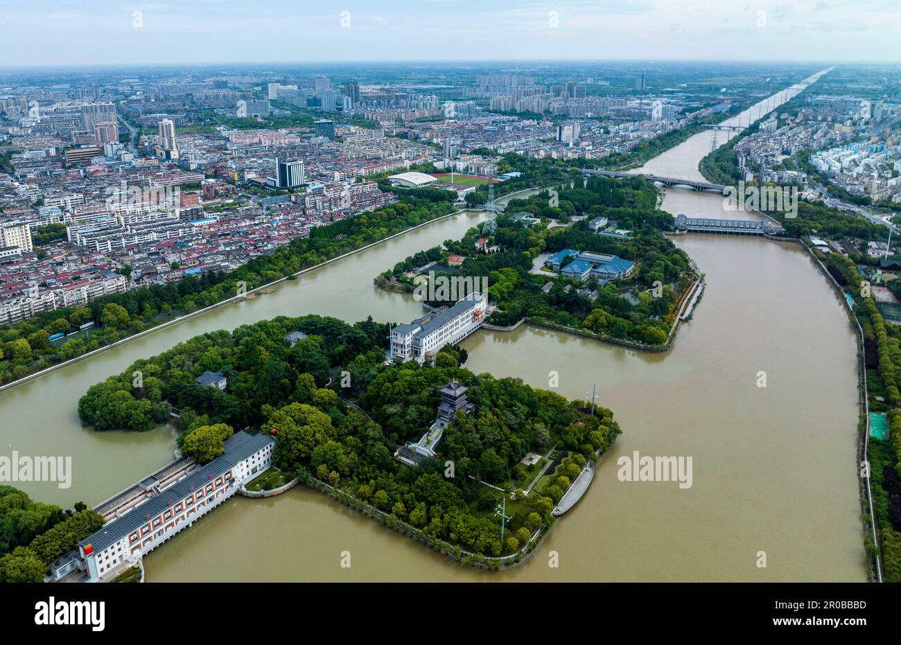 (230508) -- YANGZHOU, May 8, 2023 (Xinhua) -- This aerial photo taken ...