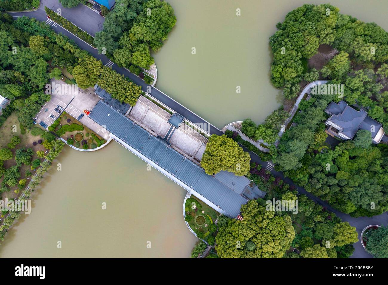 (230508) -- YANGZHOU, May 8, 2023 (Xinhua) -- This aerial photo taken ...