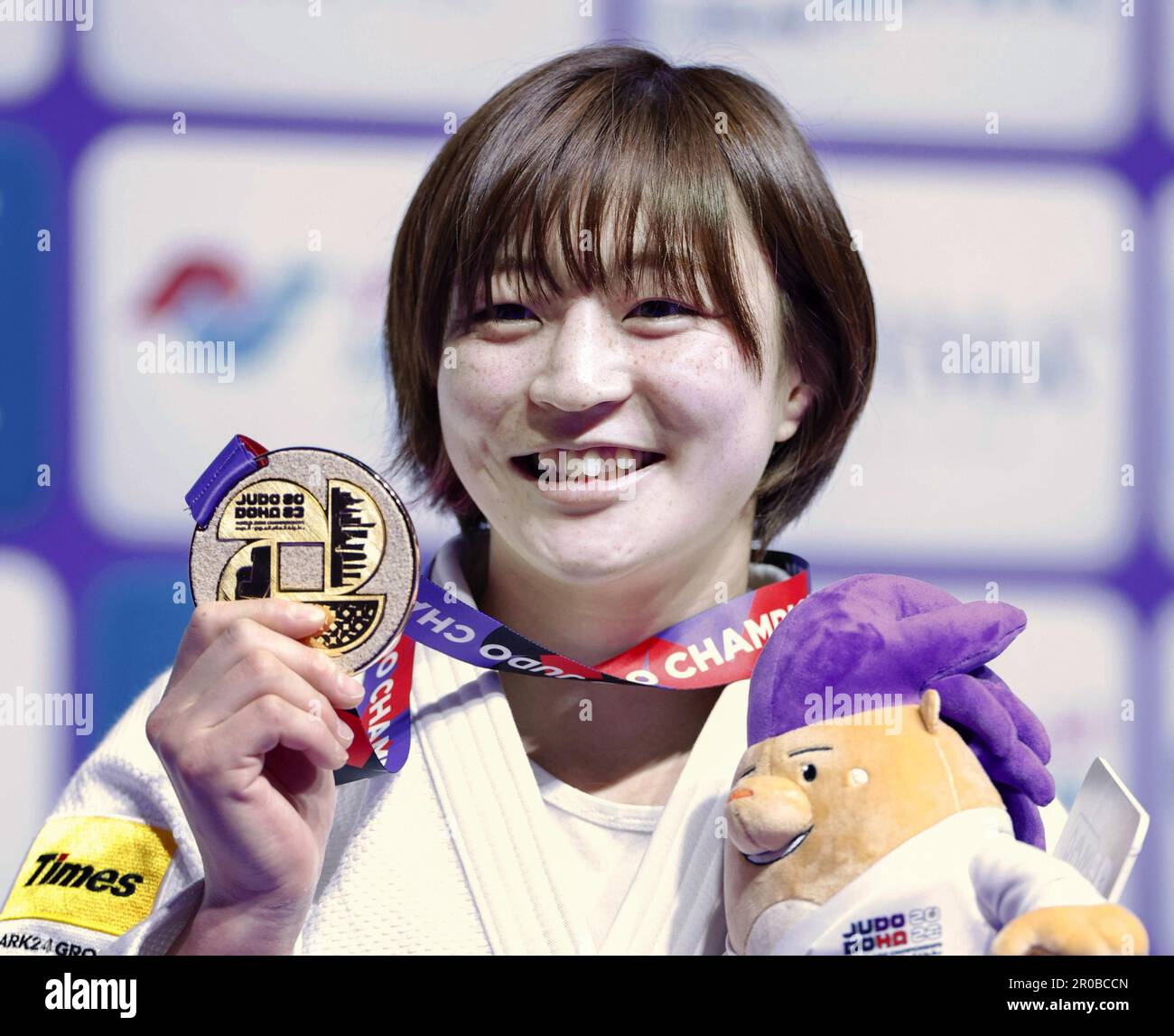 Natsumi Tsunoda of Japan poses with her gold medal after defeating ...