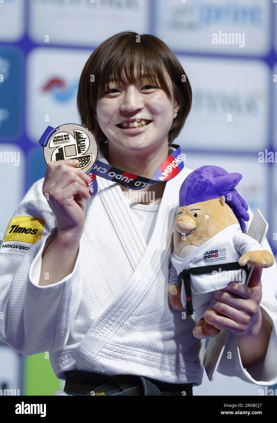 Natsumi Tsunoda of Japan poses with her gold medal after defeating ...