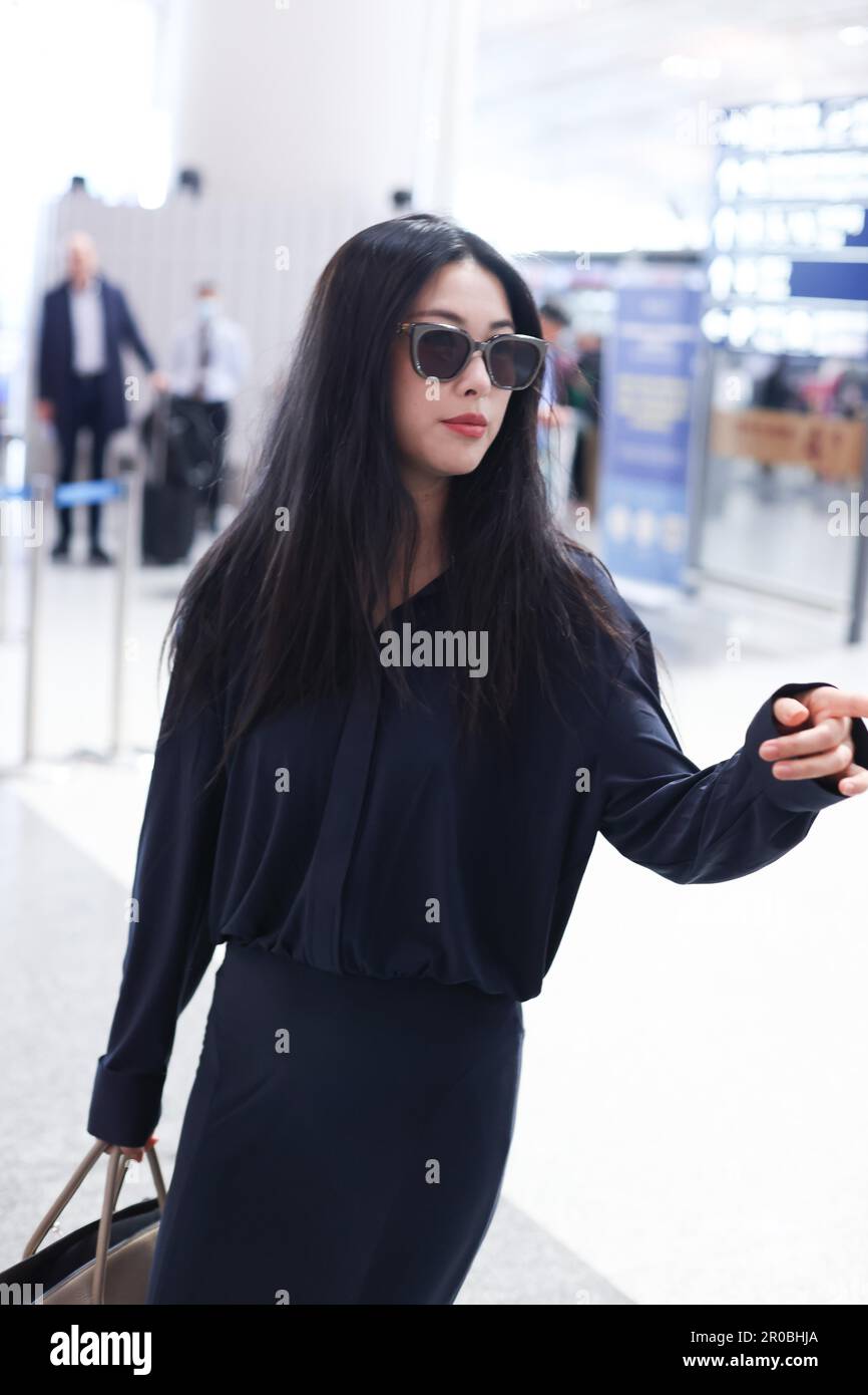 Chinese actress and singer Zhu Zhu appeared at Beijing airport, Beijing ...