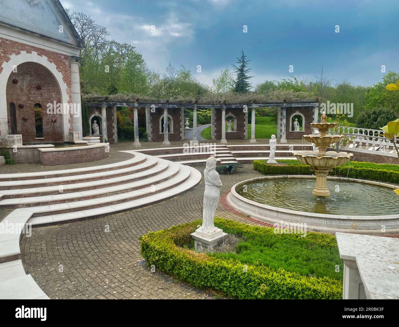 Roman gardens with fountain and statues Stock Photo - Alamy