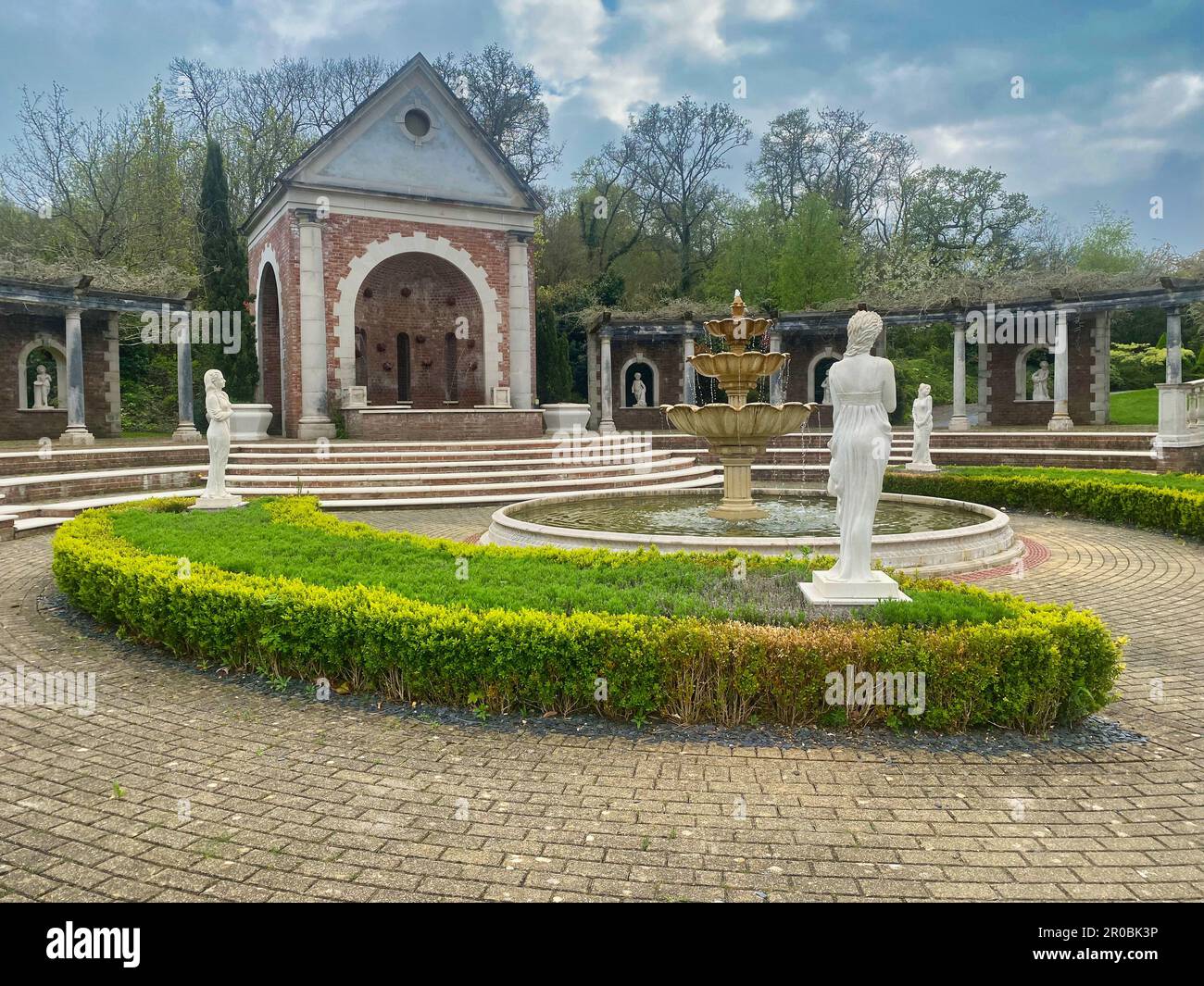 Roman gardens with fountain and statues Stock Photo - Alamy