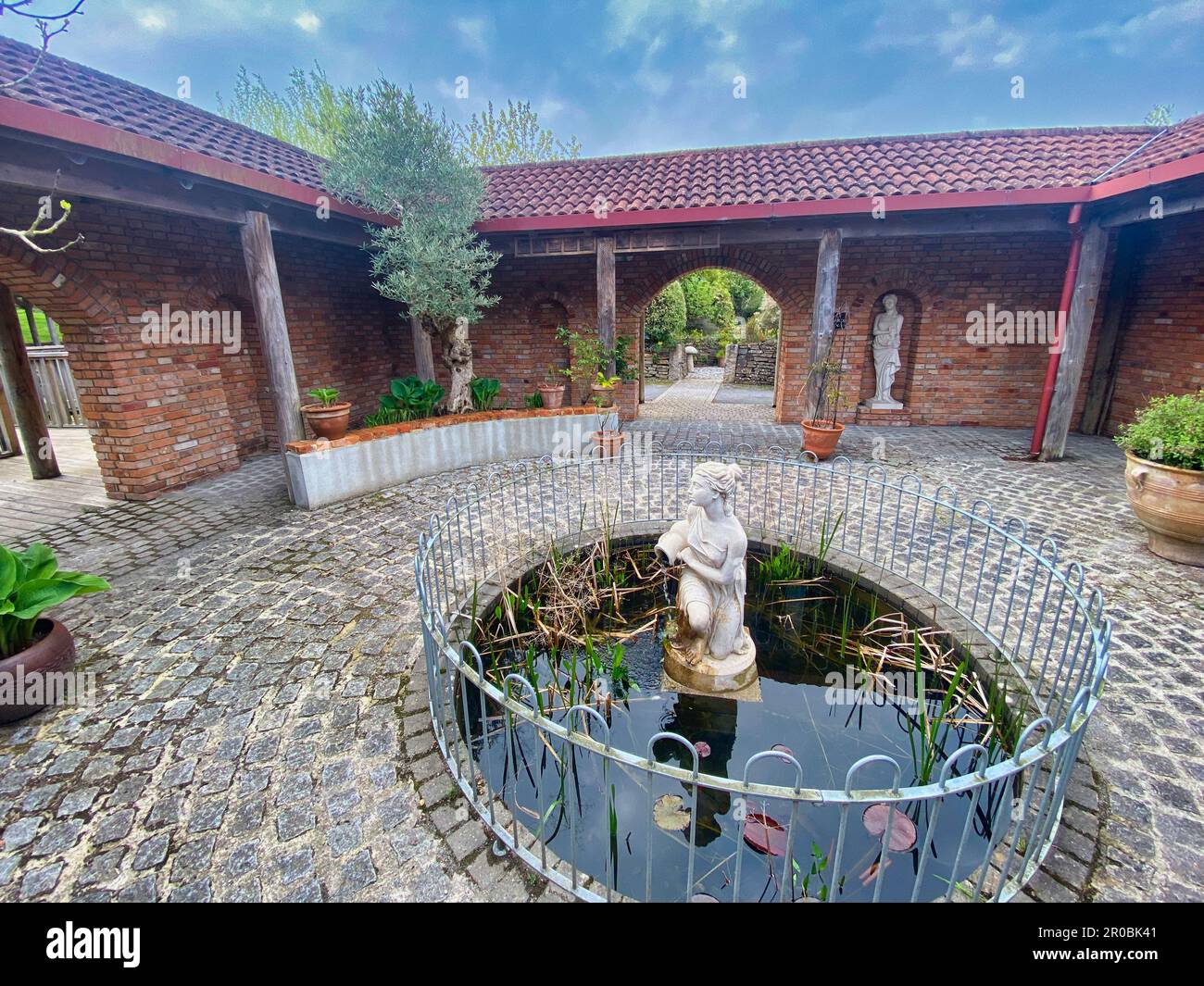 Roman gardens with fountain and statues Stock Photo - Alamy