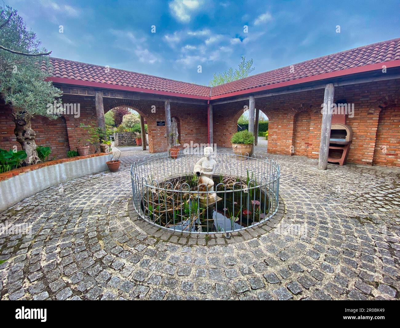Roman gardens with fountain and statues Stock Photo - Alamy