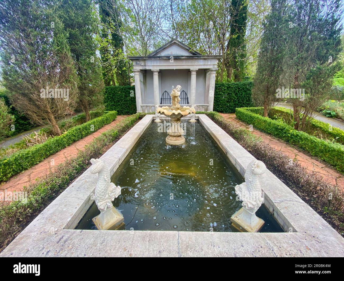 Roman gardens with fountain and statues Stock Photo - Alamy