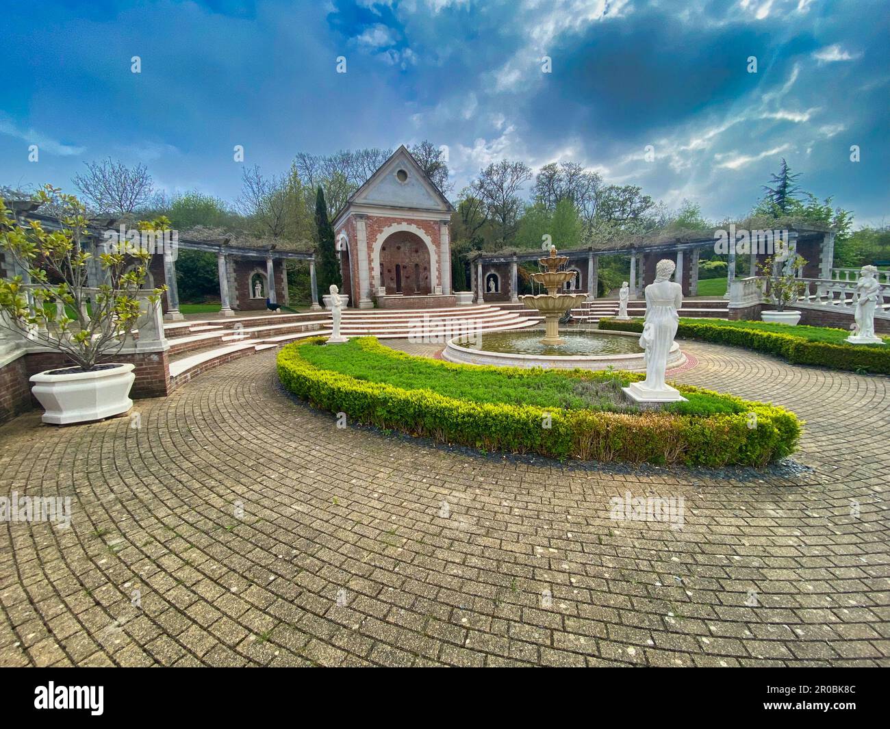 Roman gardens with fountain and statues Stock Photo - Alamy