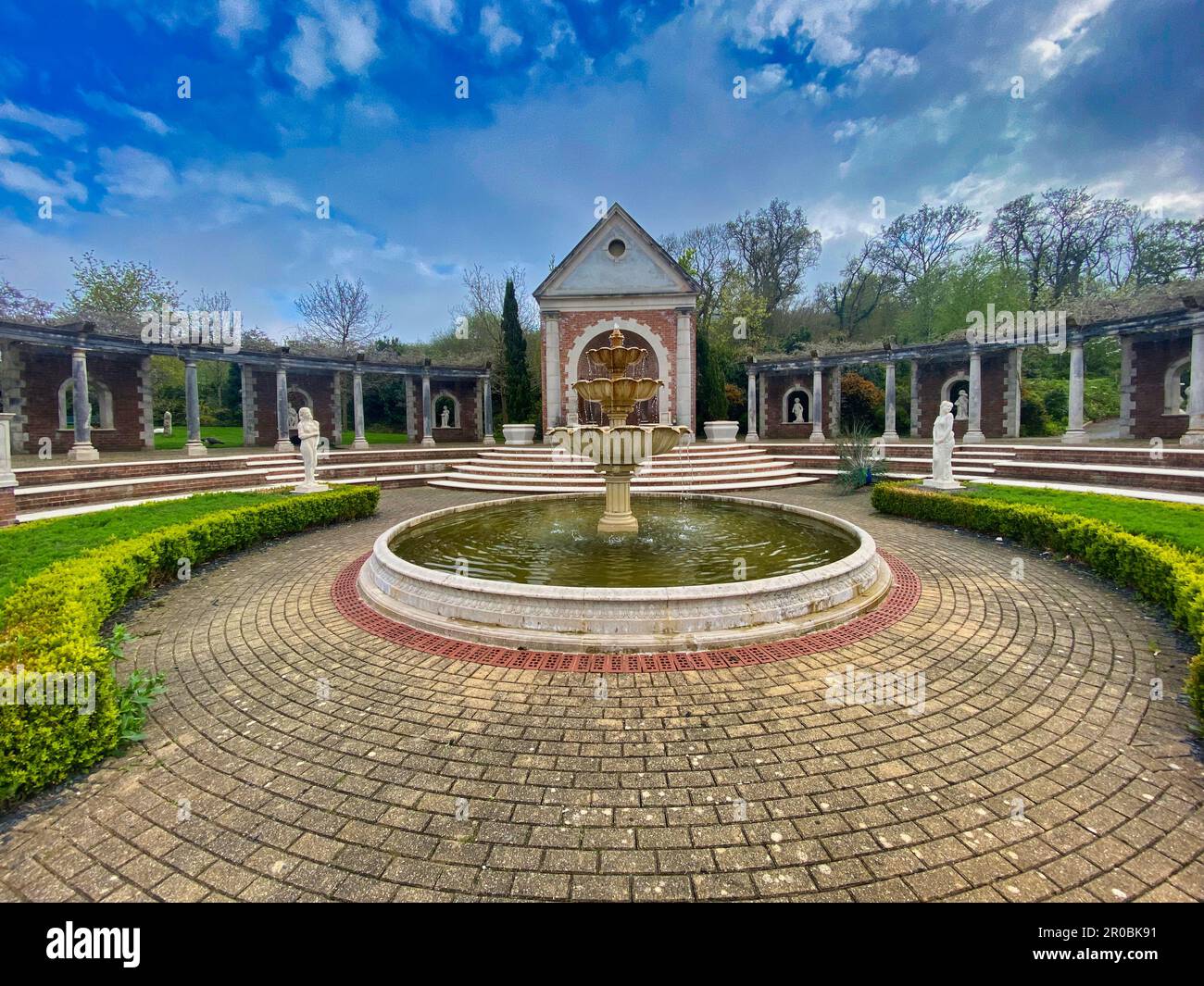 Roman gardens with fountain and statues Stock Photo - Alamy
