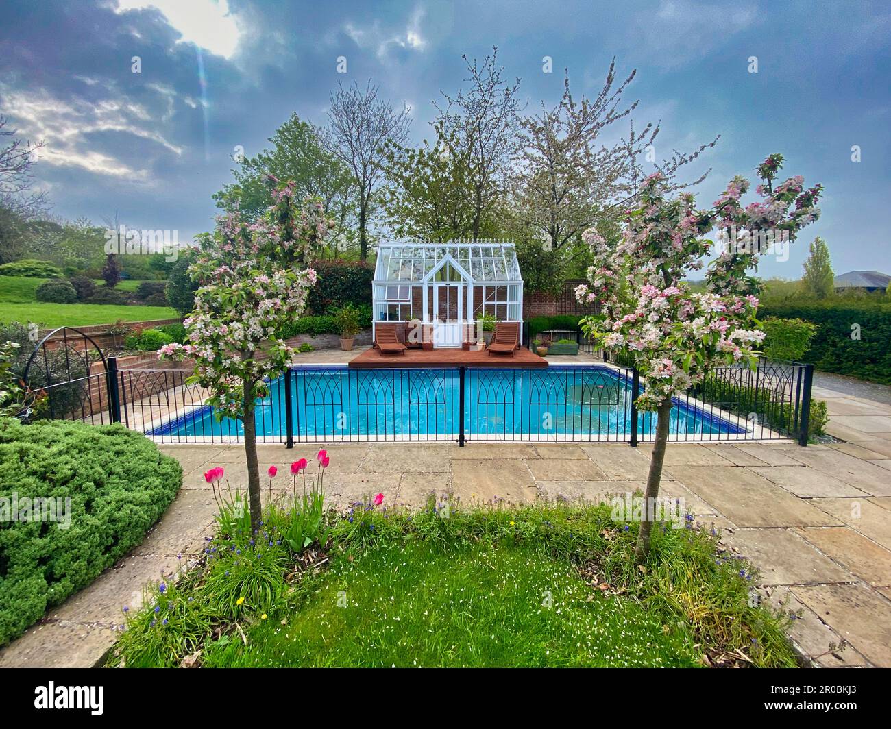 Summerhouse garden hi-res stock photography and images - Alamy