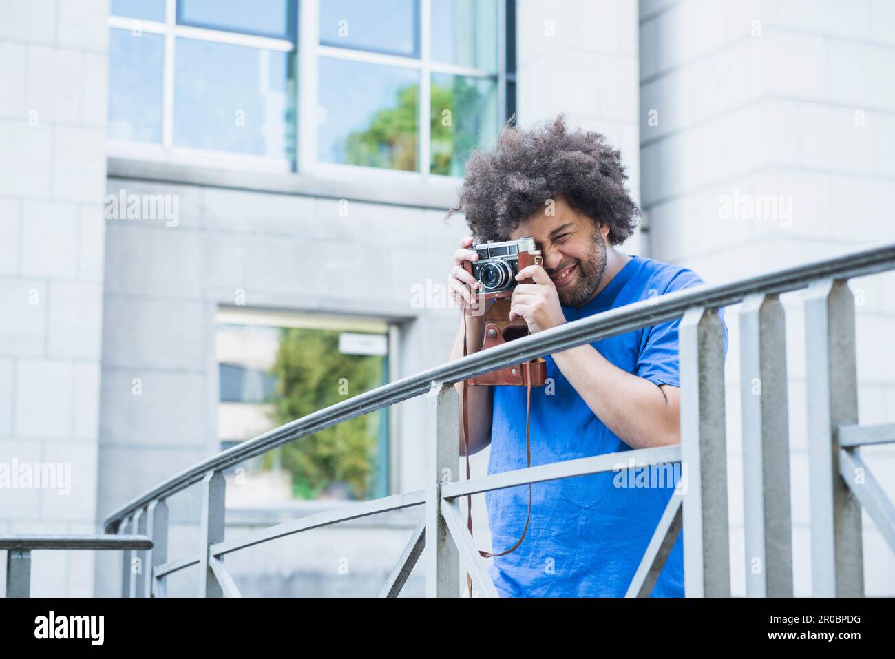 Man using old fashioned camera hi-res stock photography and images - Alamy