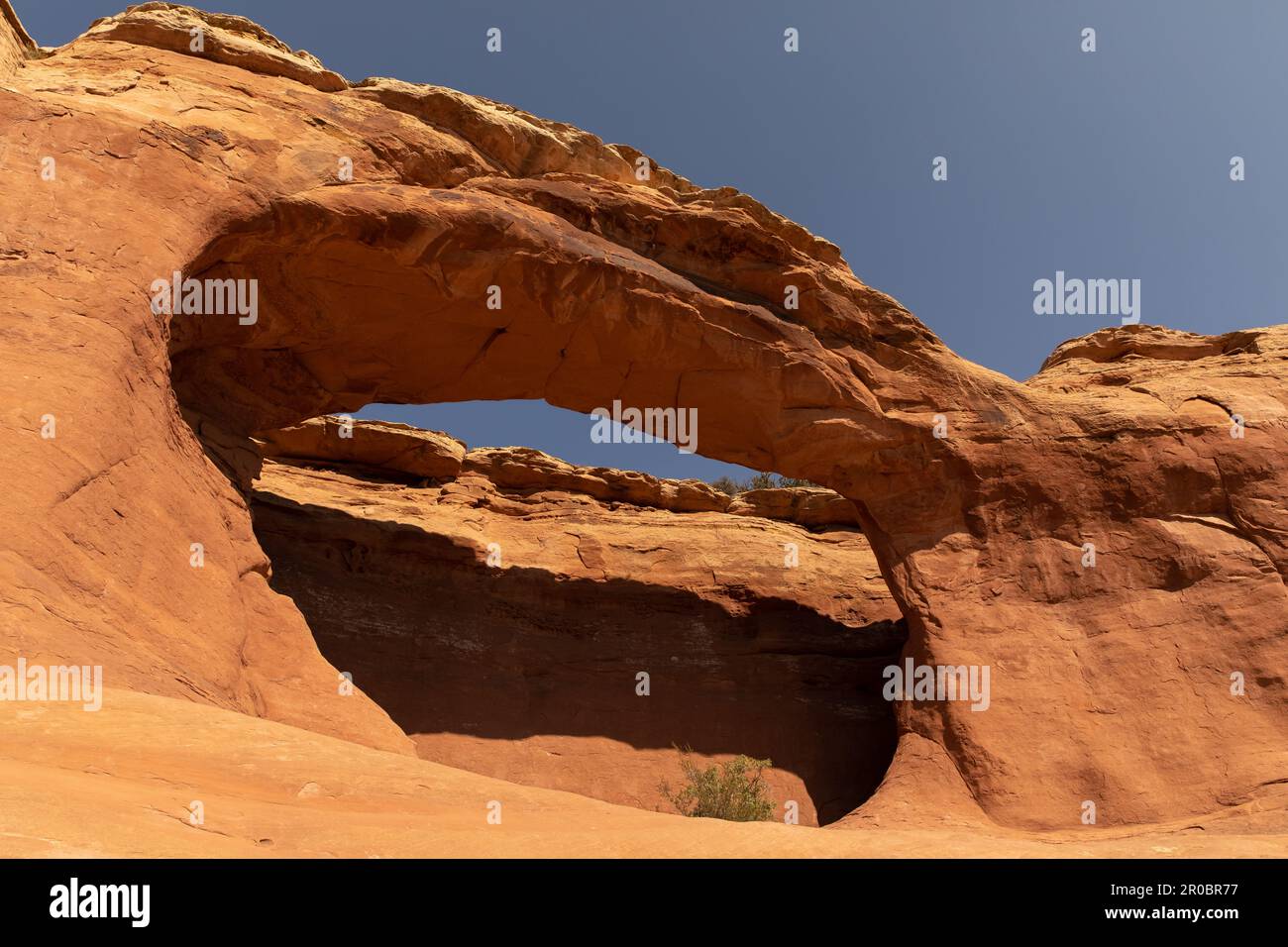 Red rock arch hi-res stock photography and images - Alamy