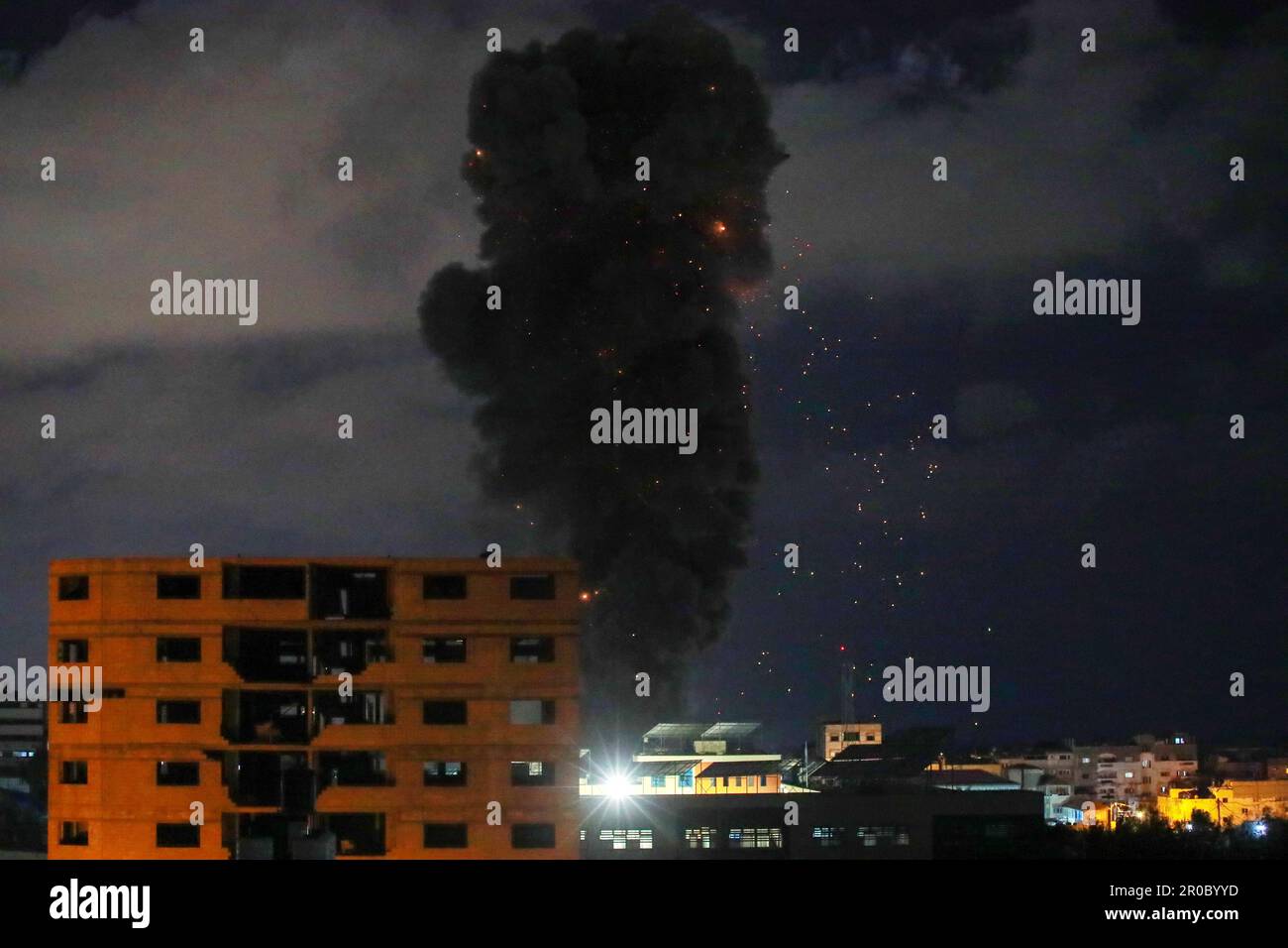 Israel border towers gaza hi-res stock photography and images - Alamy