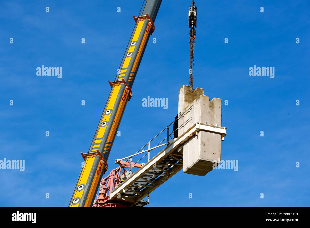 Crane disassembly safety hi-res stock photography and images - Alamy