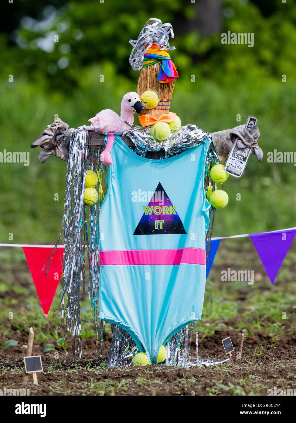 Cologne, Germany. 08th May, 2023. A scarecrow guards a fruit and vegetable garden on an Urban ...