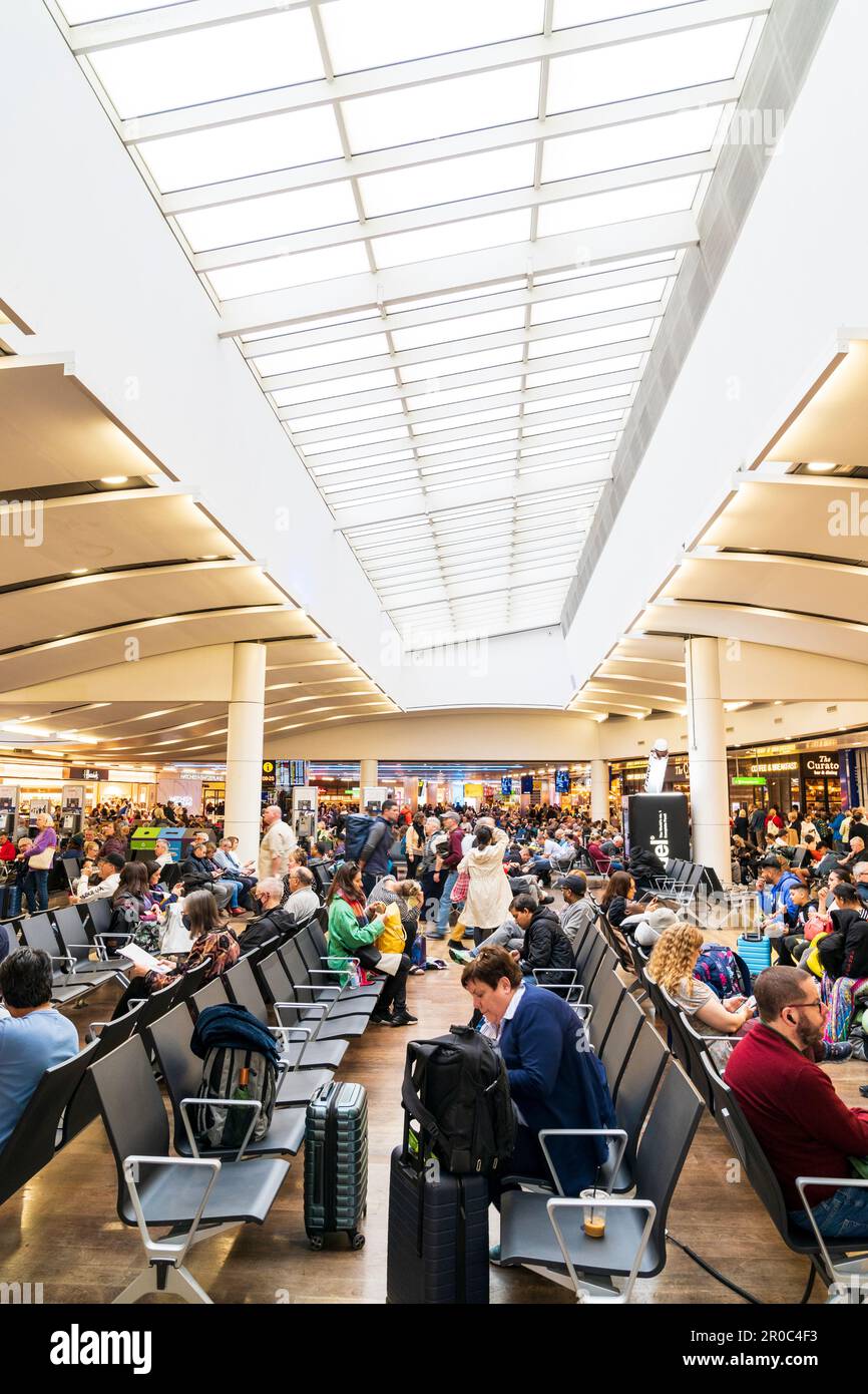 Walking around airport departure lounge hi-res stock photography and ...