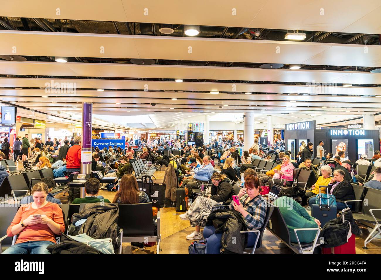 Heathrow airport, terminal three. Interior of the busy main departure ...