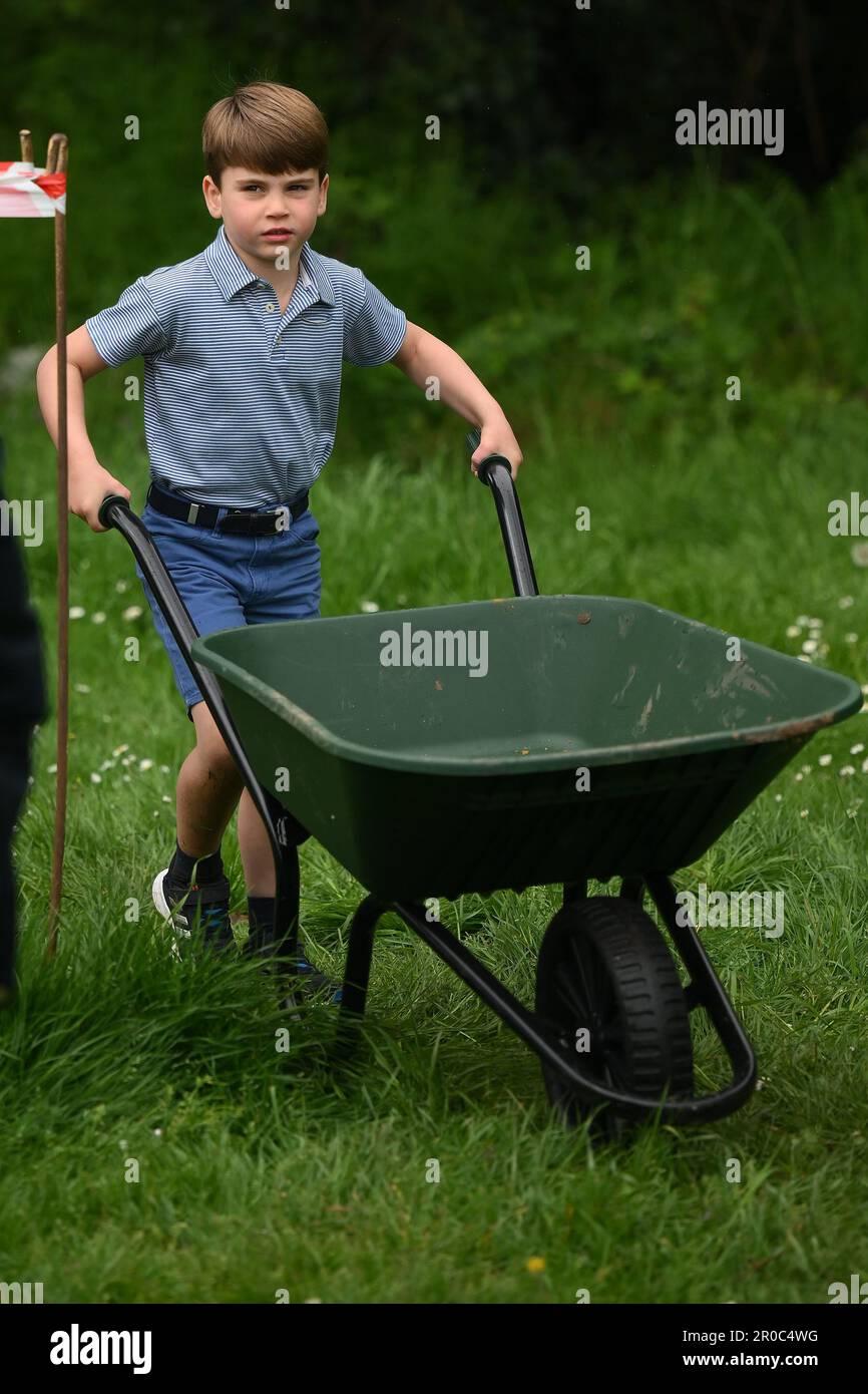 Prince Louis joins volunteers to help renovate and improve the 3rd ...