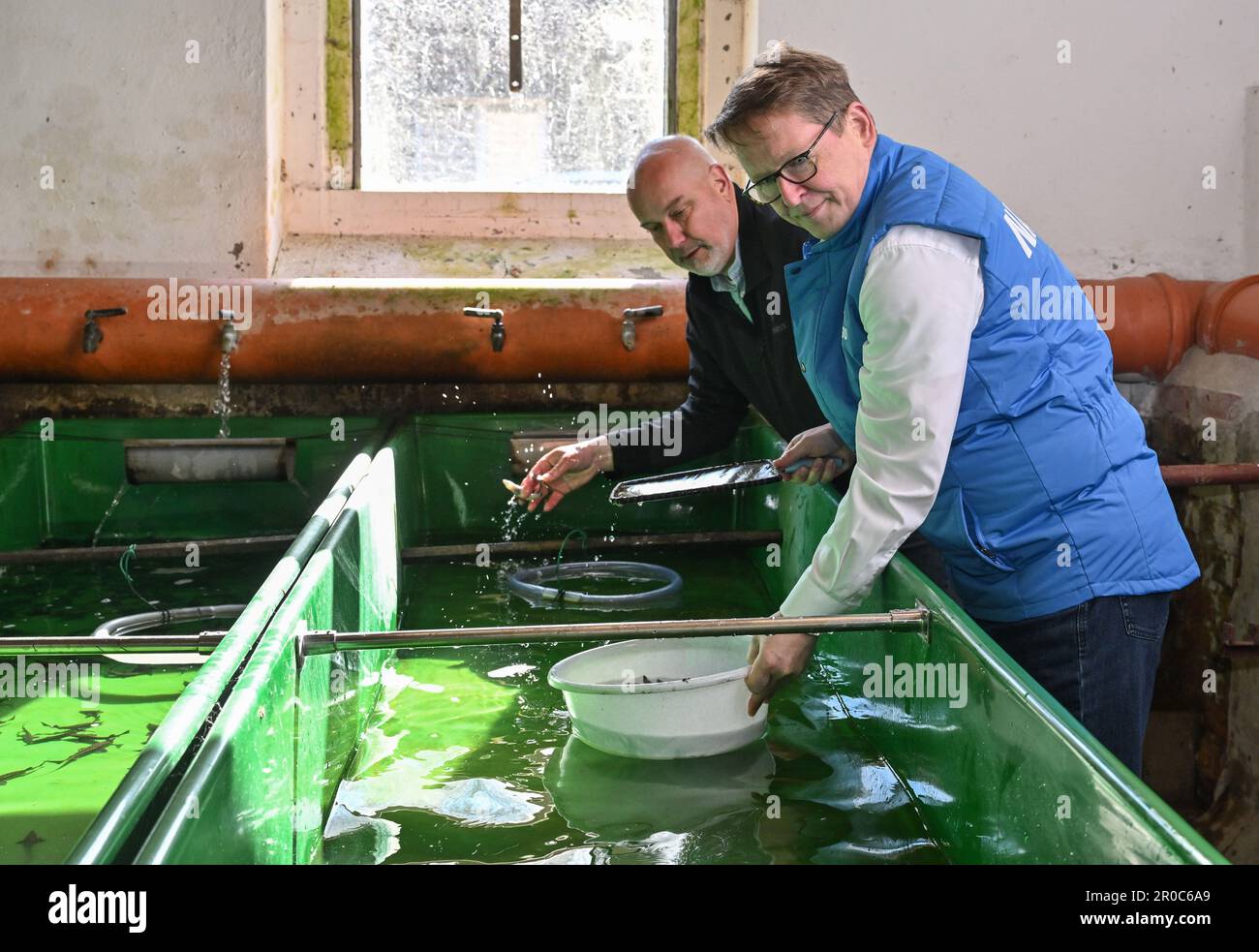 08 May 2023, Brandenburg, Angermünde: Jörn Geßner (l), scientist and ...
