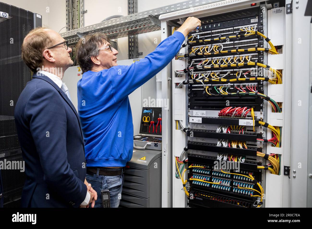 Network cables to switches hi-res stock photography and images - Alamy