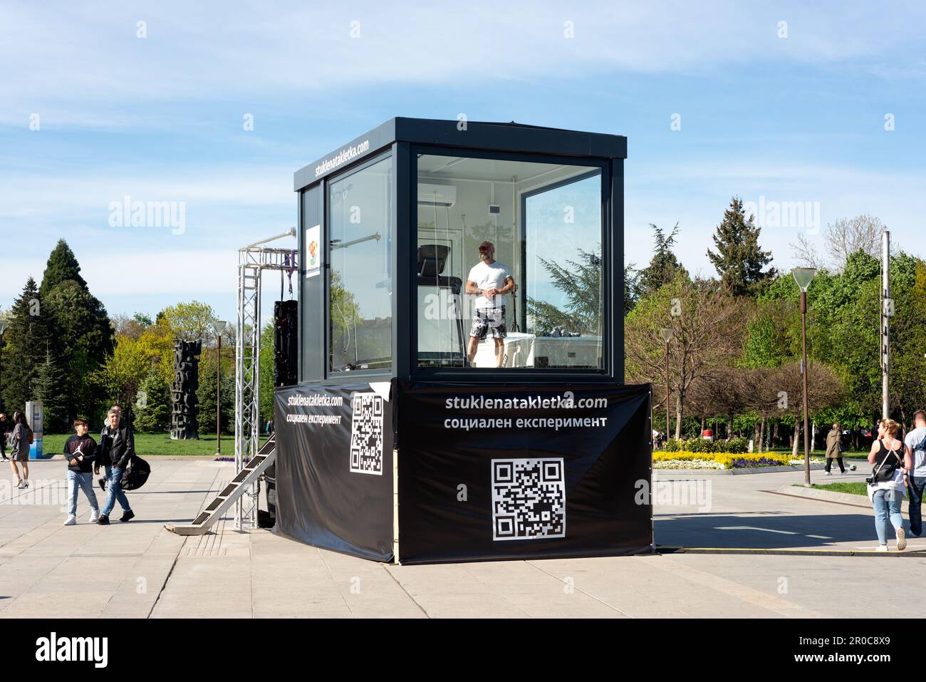 The Glass Cage social experiment about the social isolation issue in ...