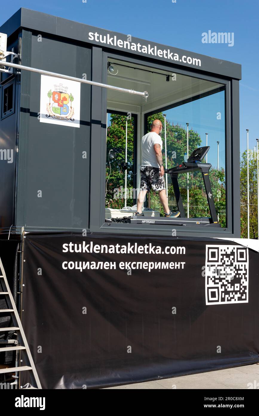 The Glass Cage social experiment about the social isolation issue in ...