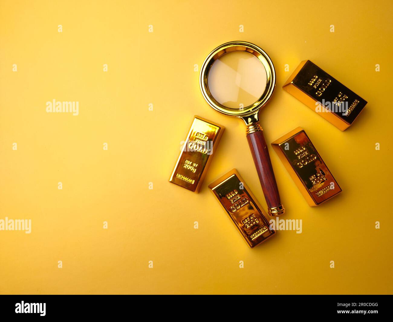 Magnifying glass on bar chart hi-res stock photography and images - Alamy