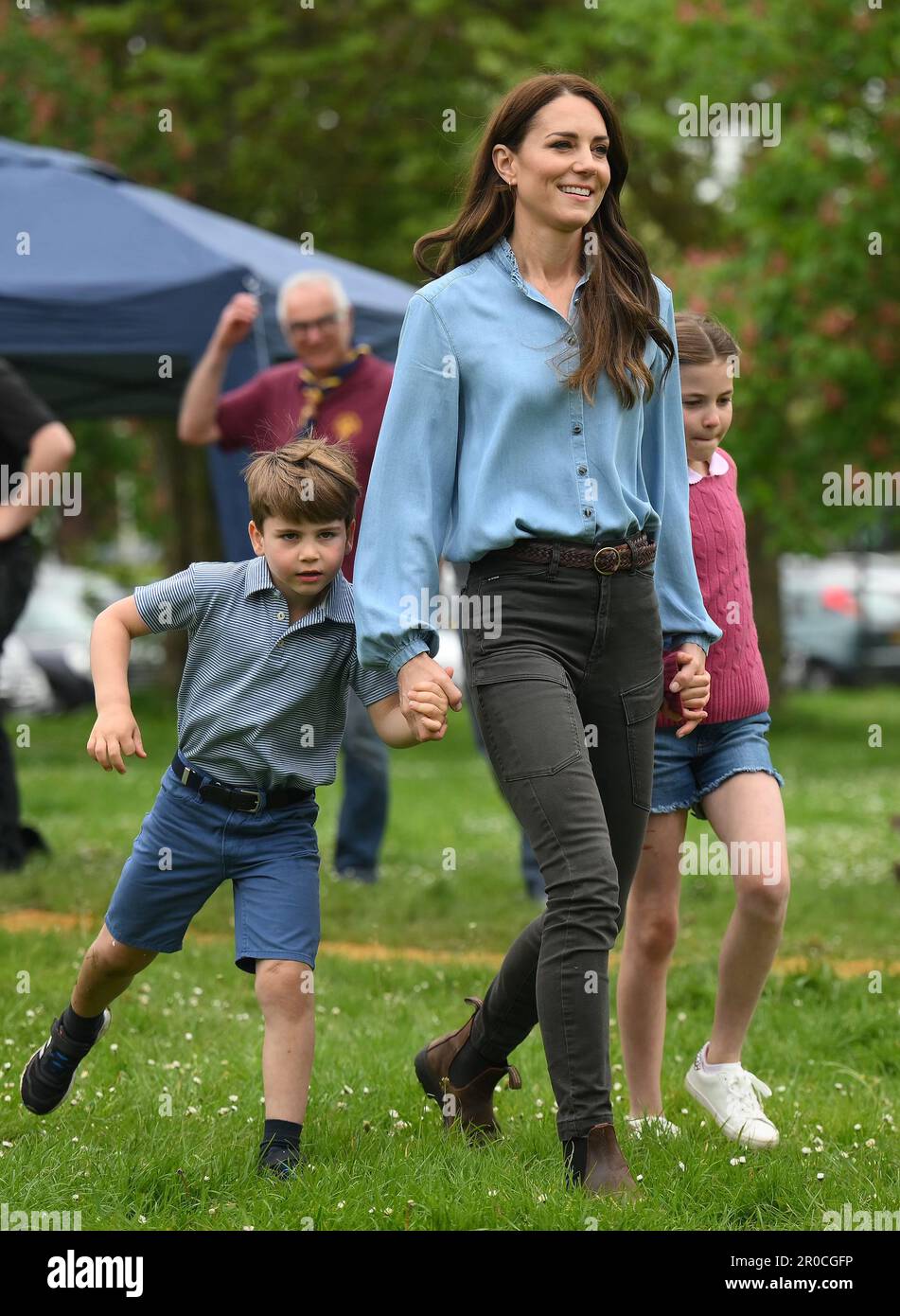 Crown crowning coronations hi-res stock photography and images - Alamy