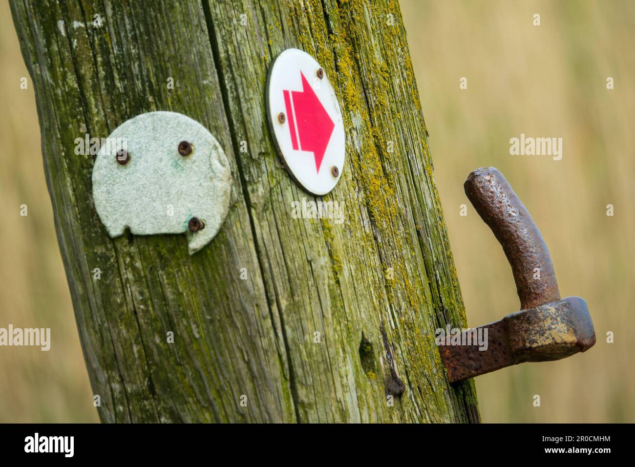 Old gate post hi-res stock photography and images - Alamy