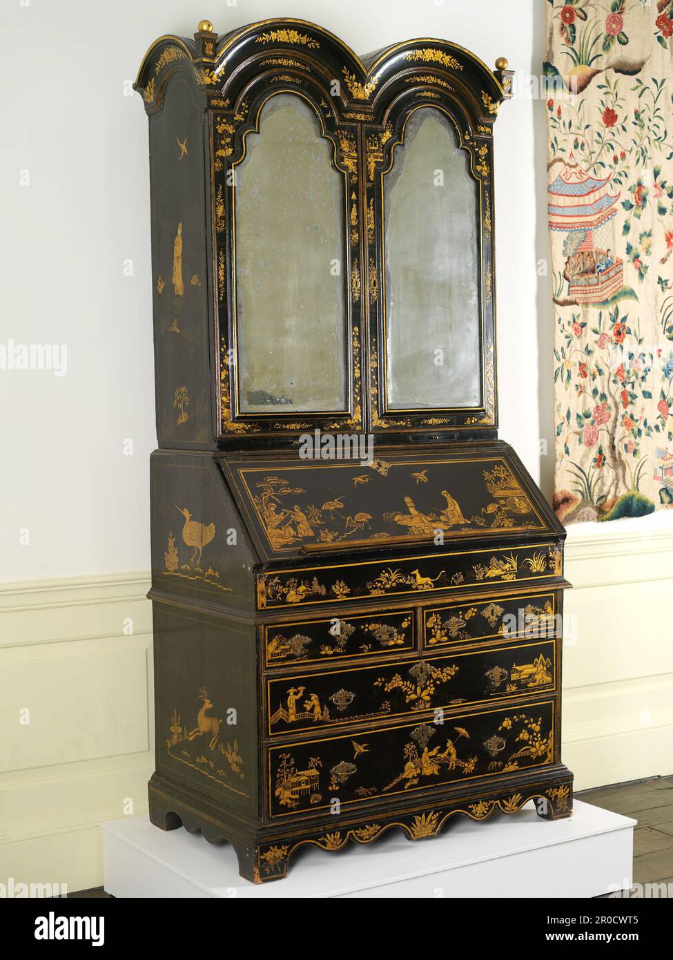 Antique english cabinet hi-res stock photography and images - Alamy