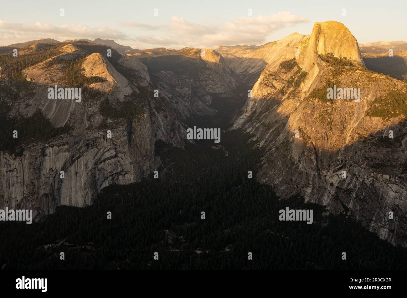 A stunning view of the majestic Glacier Point overlook in Yosemite ...