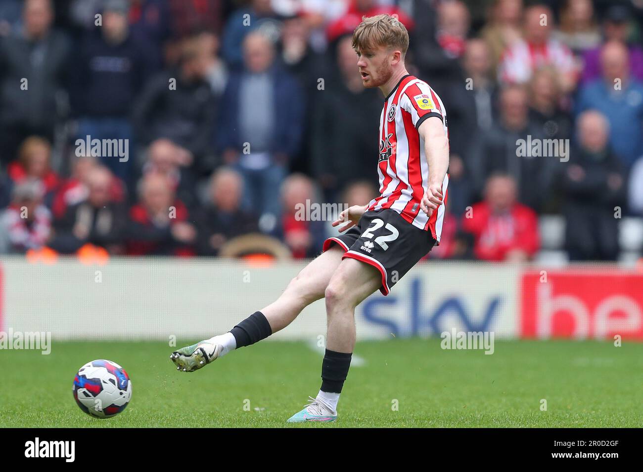 Tommy Doyle #22 of Sheffield United passes the ball during the Sky Bet ...
