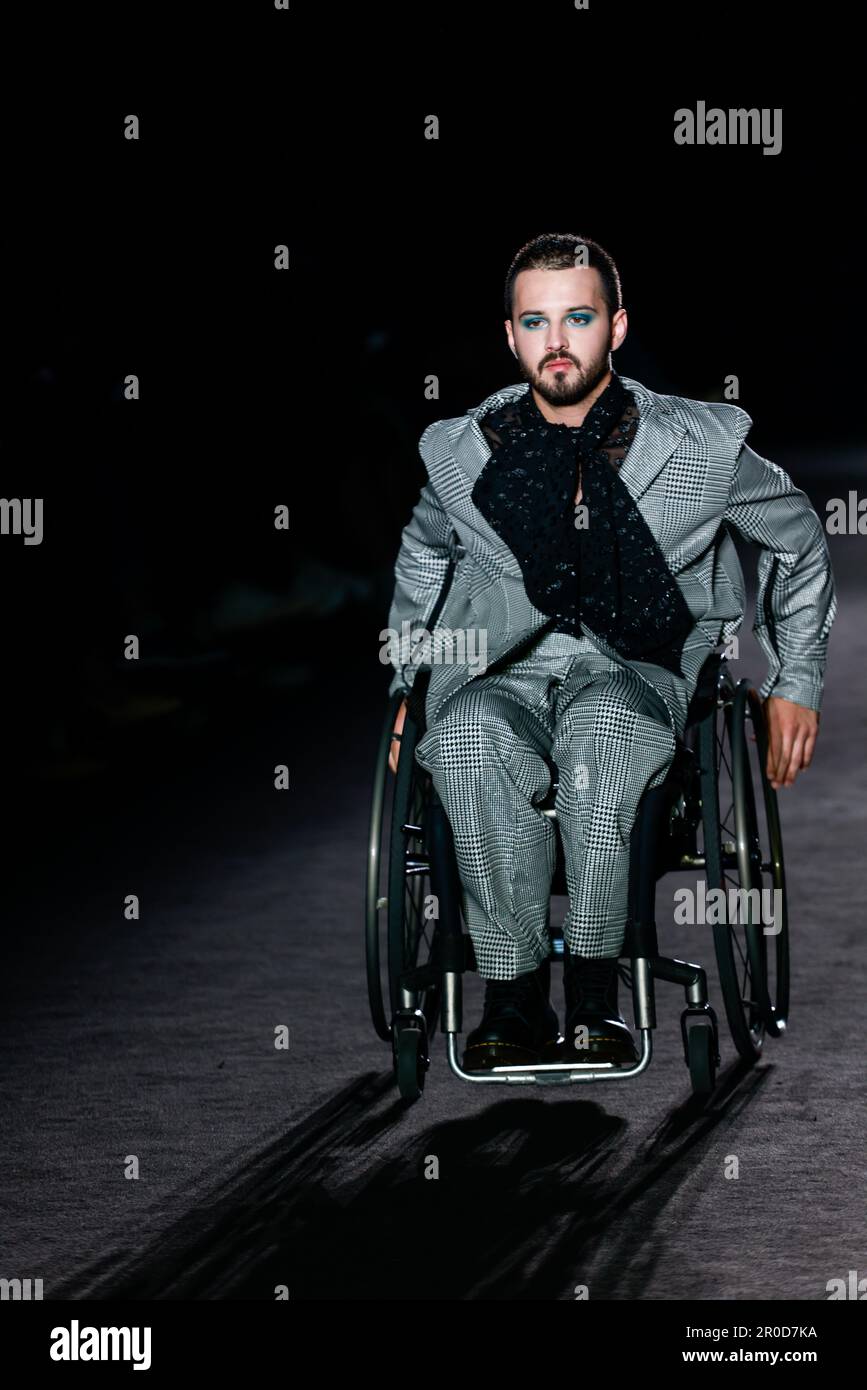Male model catwalk hi-res stock photography and images - Alamy