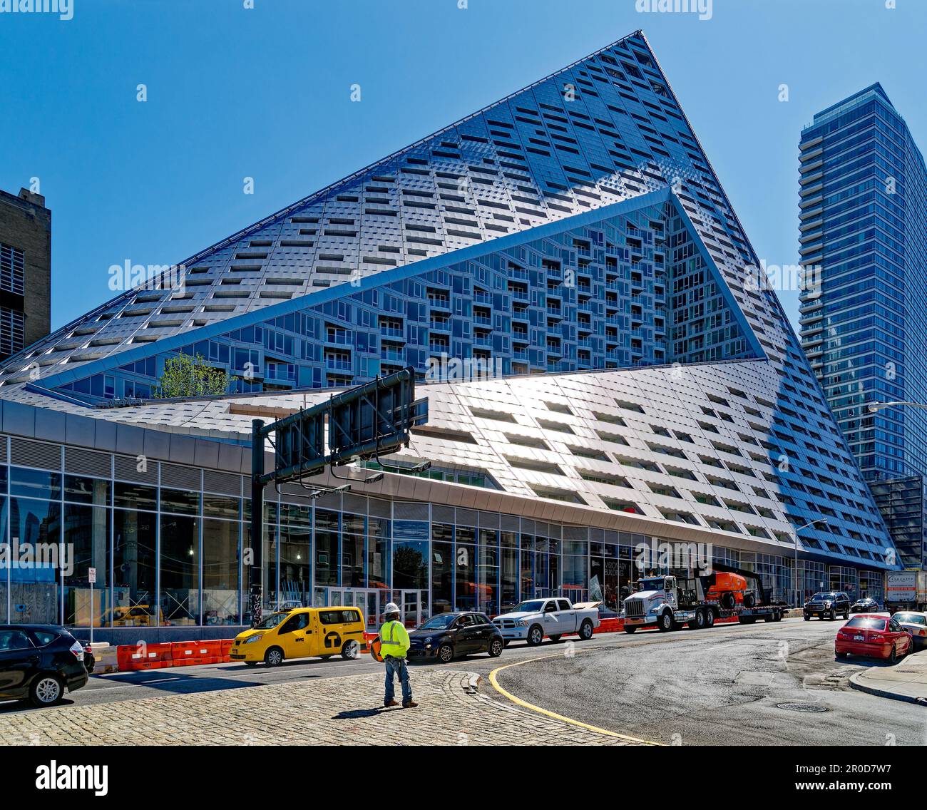 VIA 57 West Apartments represents a new building type – courtscraper ...