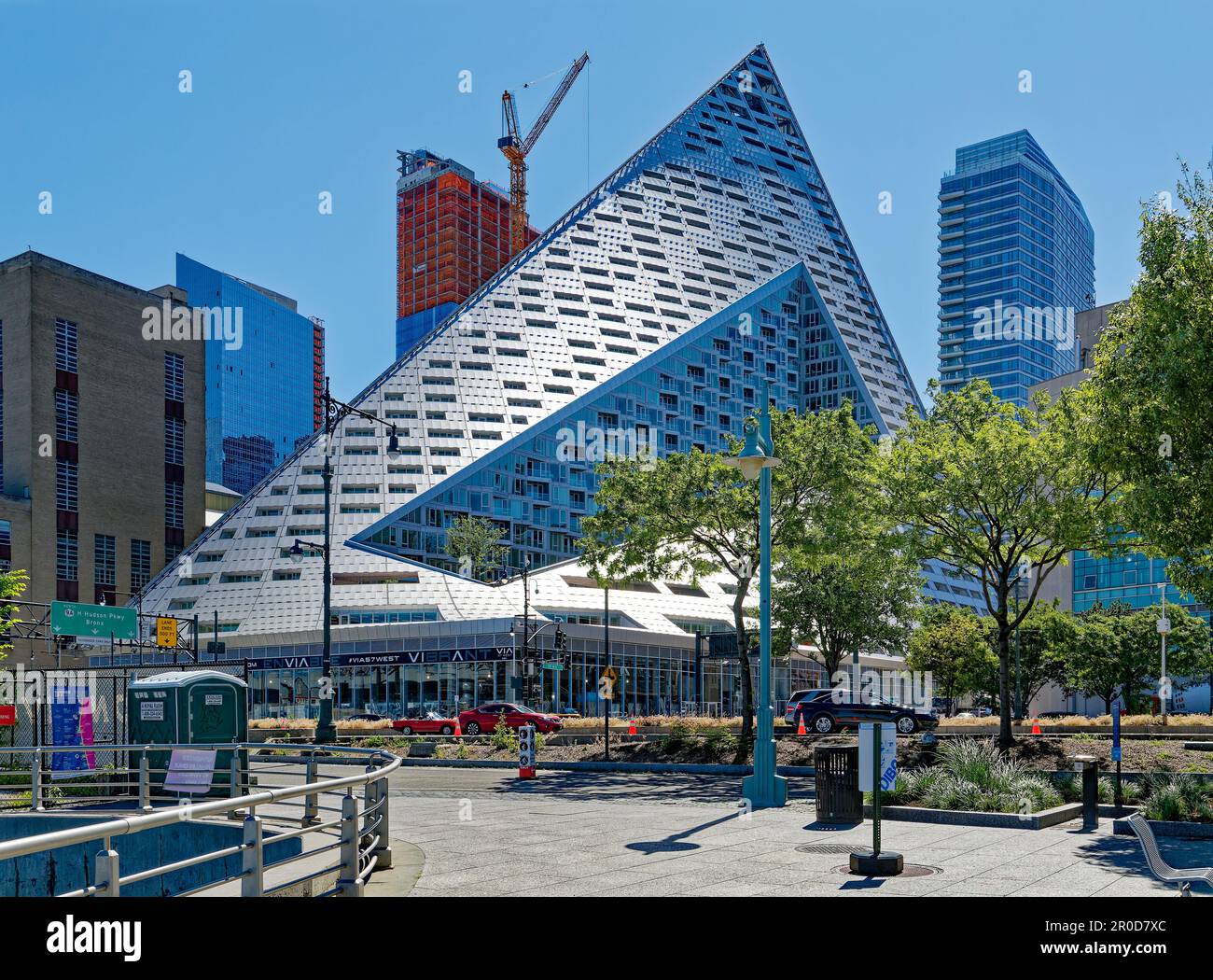 VIA 57 West Apartments represents a new building type – courtscraper ...