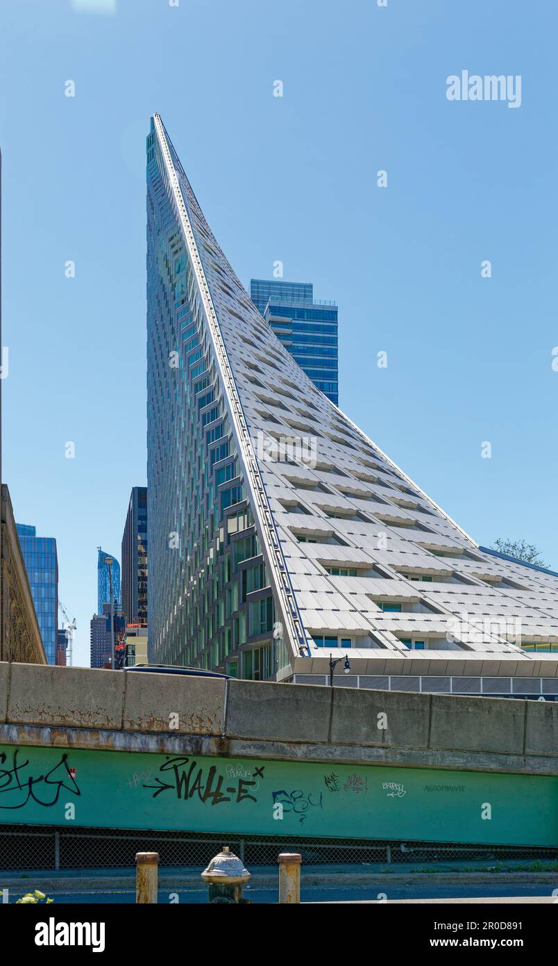 VIA 57 West Apartments represents a new building type – courtscraper ...