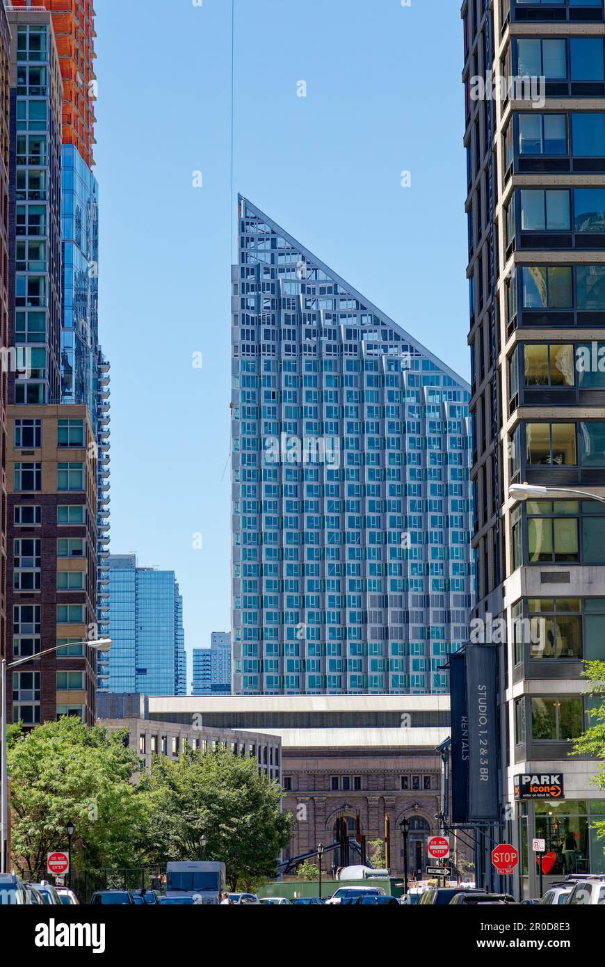 VIA 57 West Apartments represents a new building type – courtscraper ...