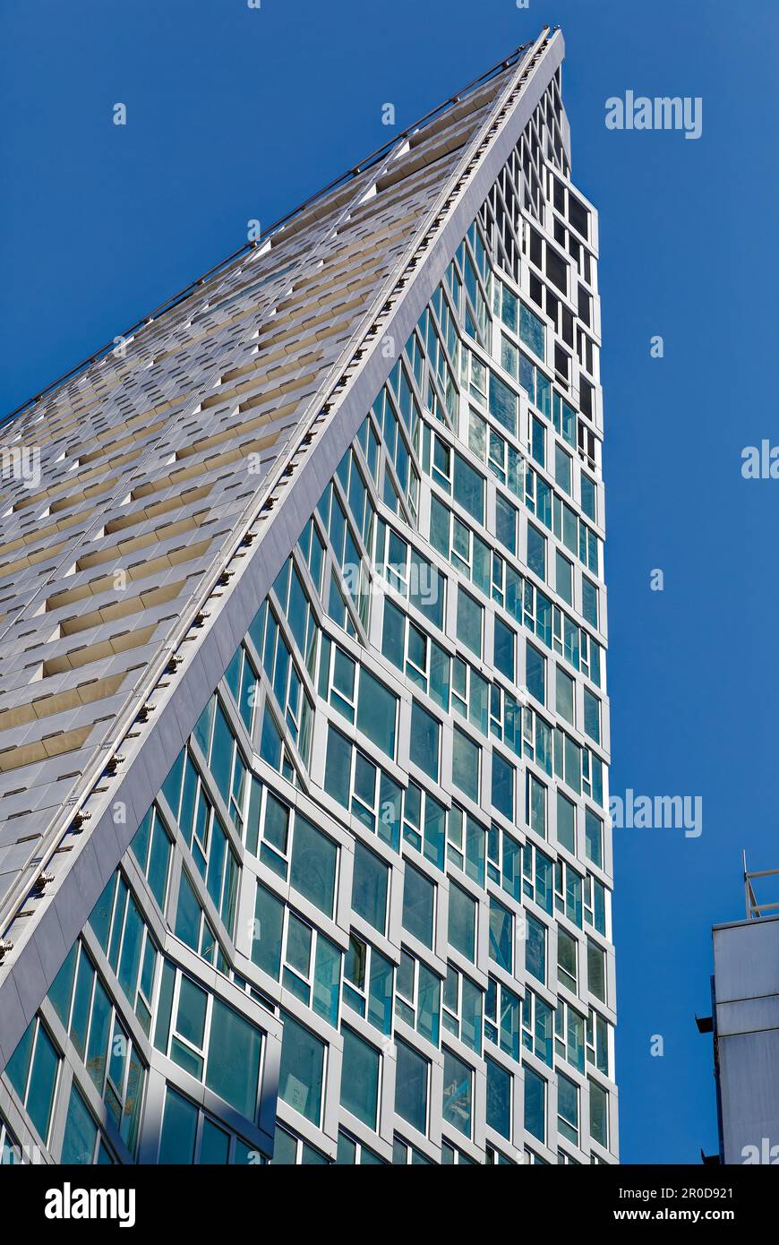 VIA 57 West Apartments represents a new building type – courtscraper ...