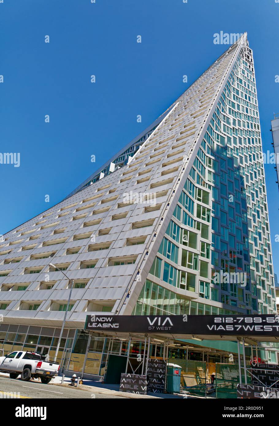 VIA 57 West Apartments represents a new building type – courtscraper ...