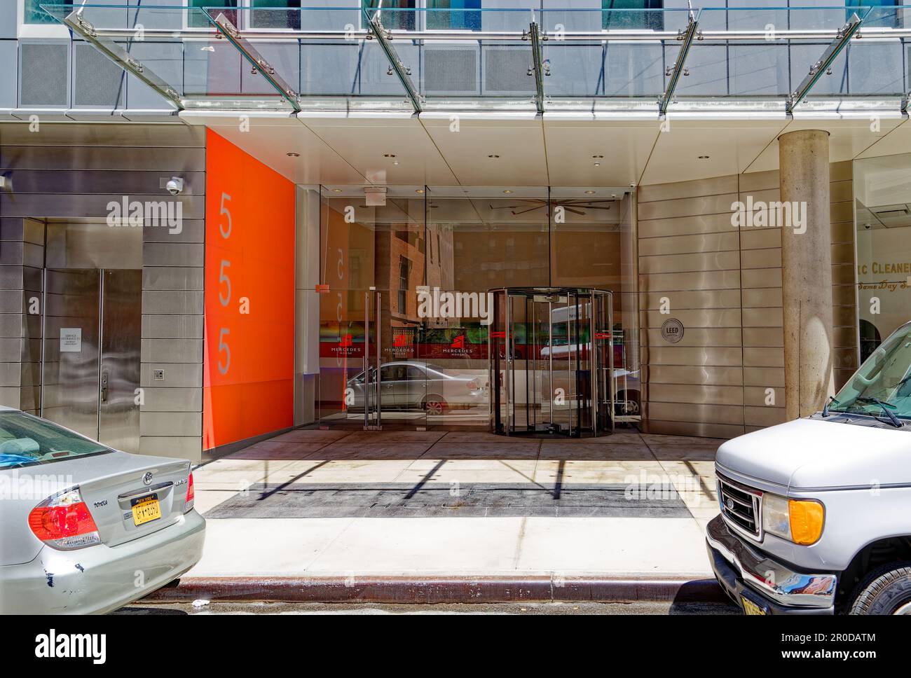 Mercedes house new york hi-res stock photography and images - Alamy