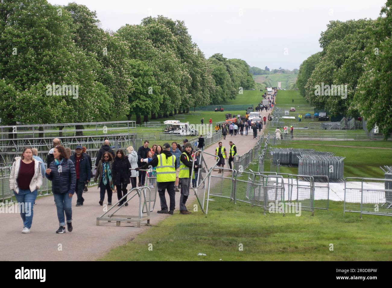 Windsor, Berkshire, UK. 8th May, 2023. Crowd control barriers being removed today on the Long ...