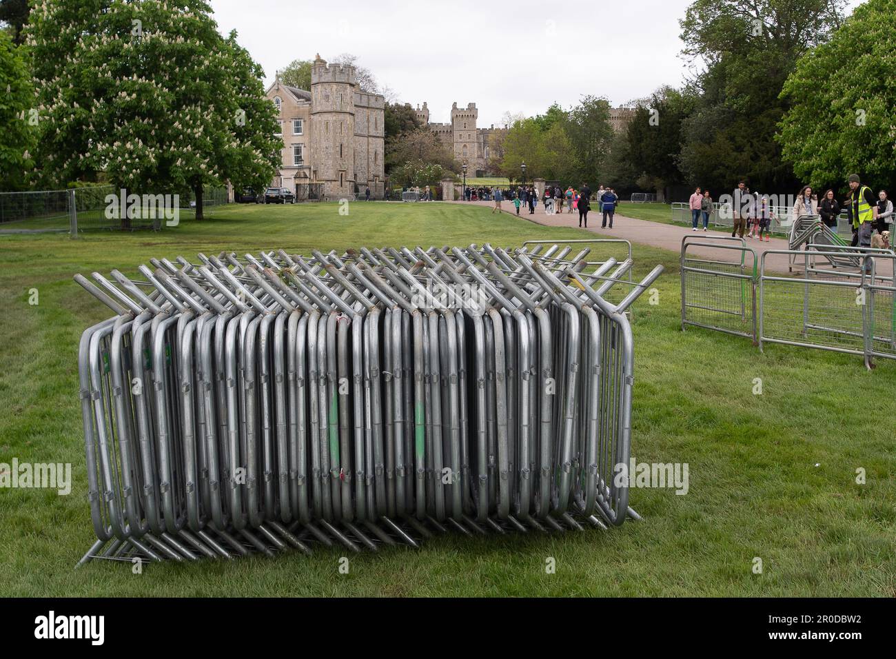 Windsor, Berkshire, UK. 8th May, 2023. Crowd control barriers being removed today on the Long ...