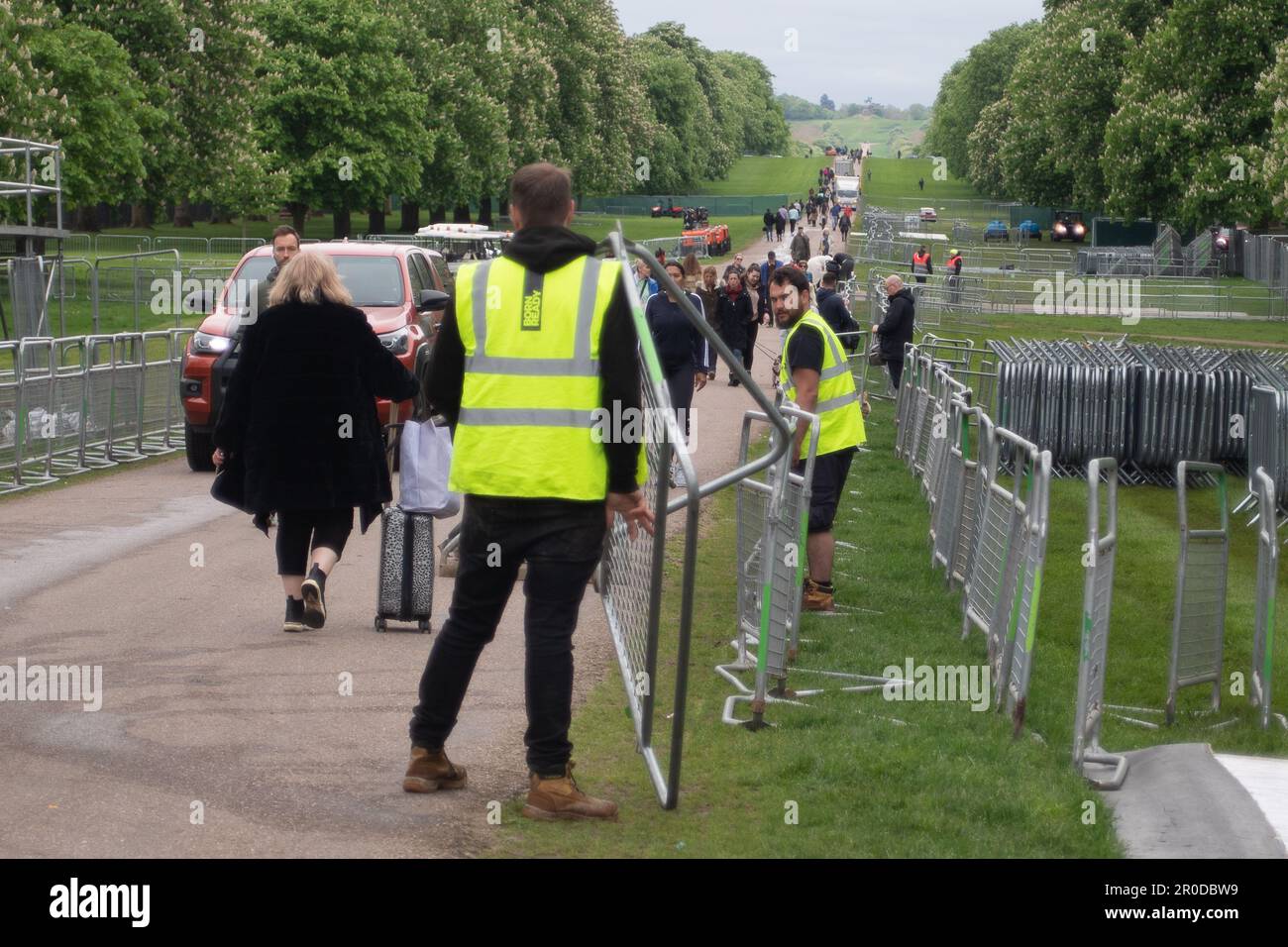 Windsor, Berkshire, UK. 8th May, 2023. Crowd control barriers being removed today on the Long ...